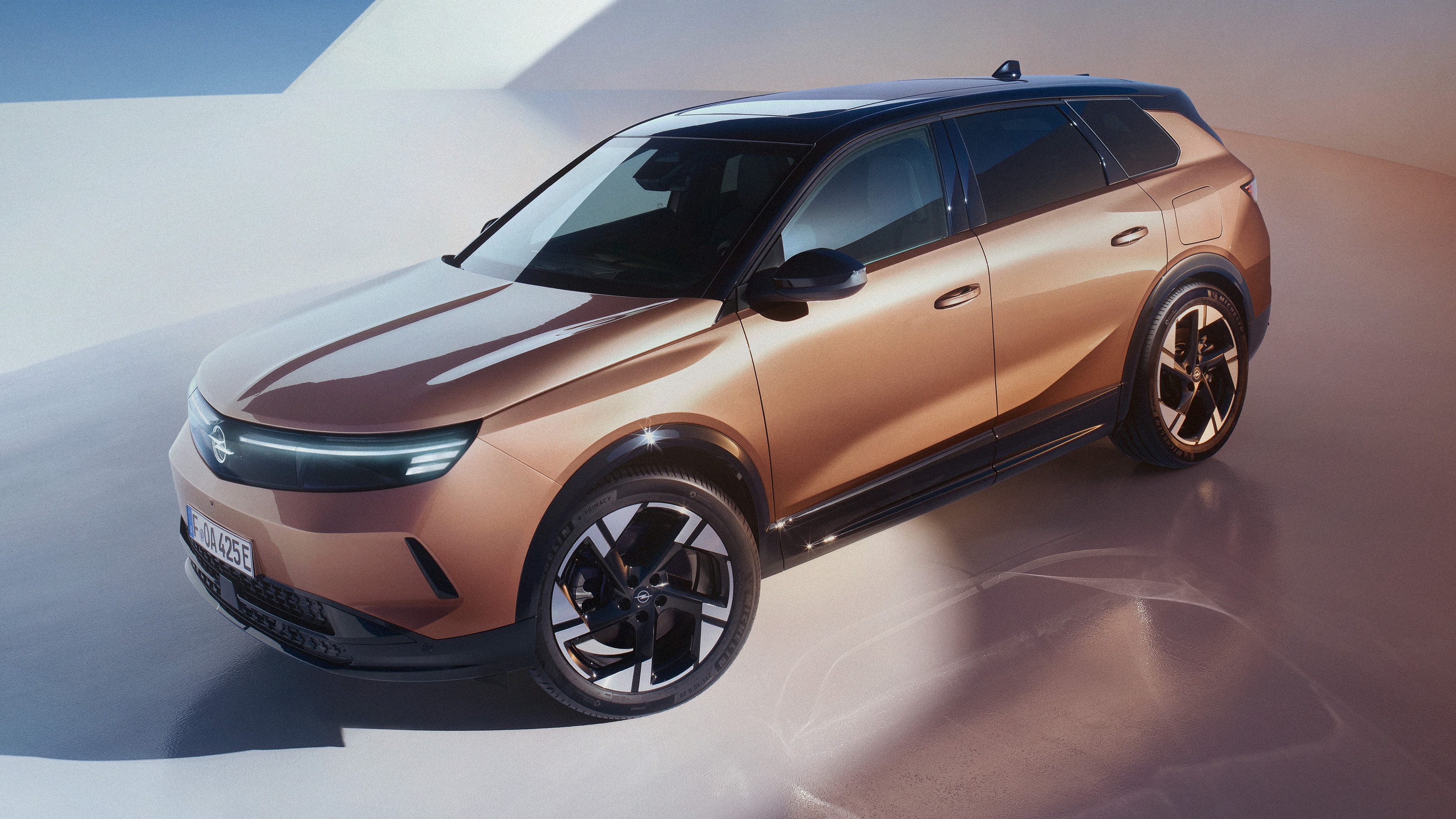 OPEL UNVEILS STUNNING NEXT-GENERATION GRANDLAND SUV