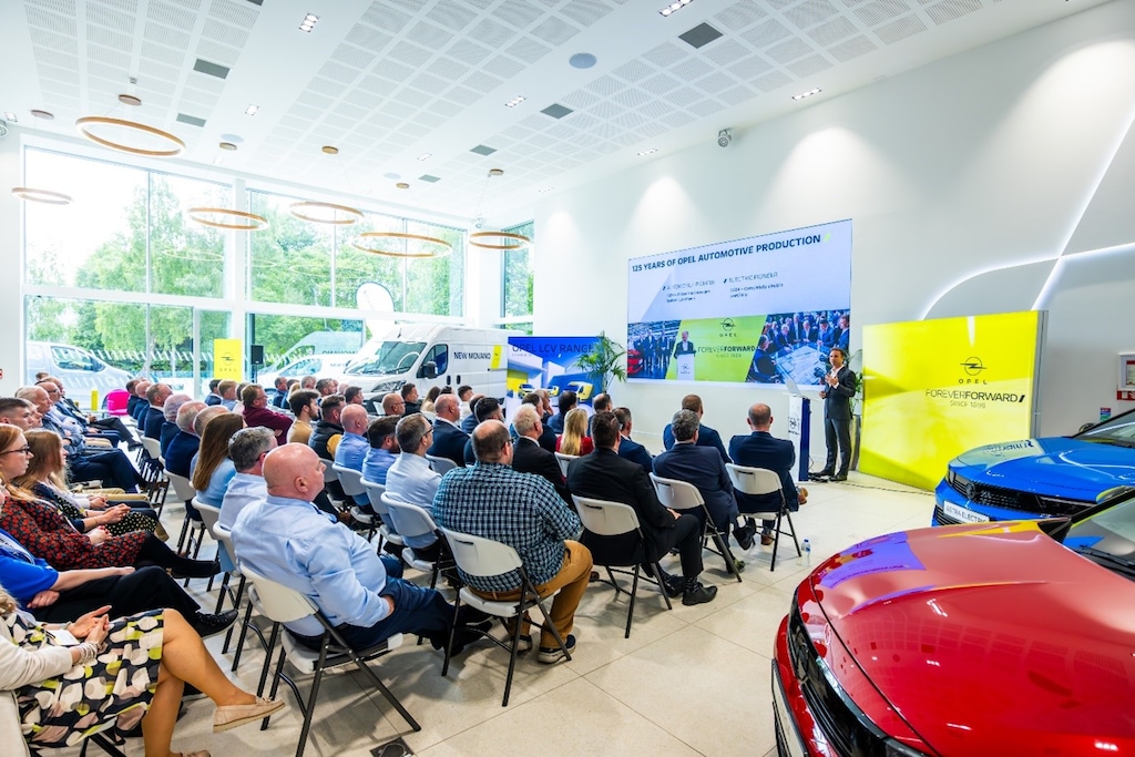 AN HISTORIC OCCASION: GLOBAL OPEL CEO VISITS TEAM IN IRELAND AND PAYS ...
